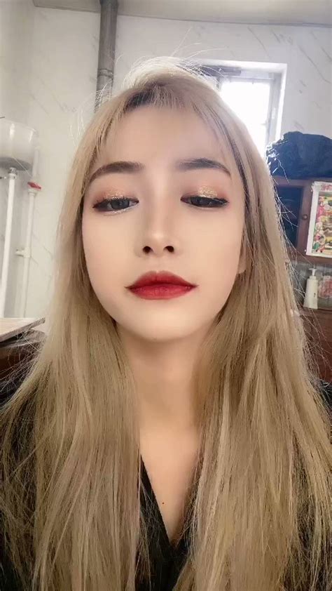 高颜值浓妆美女阿黑颜 啊嘿颜 アヘ顔 あへがお 아헤가오 崩坏脸 高潮脸 Ahegao 翻白眼舌头 ＃口腔 舌头 扁桃体 喉咙 深喉 口腔视频 口水 美女自拍