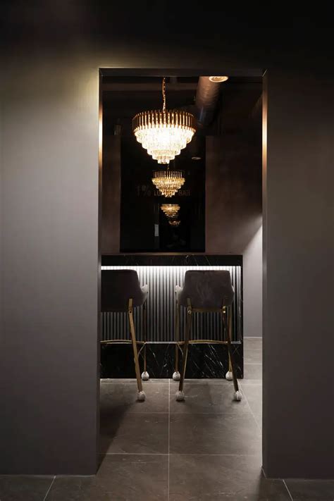 블랙톤 모던하고 고급스러운 바 인테리어