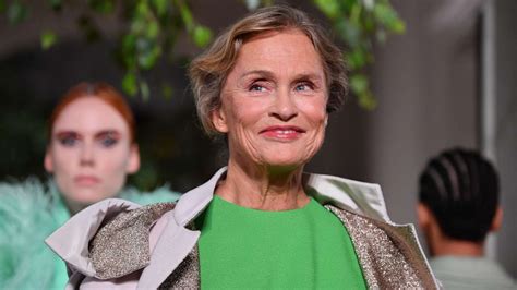 Model Lauren Hutton 75 Stuns On Valentinos Couture Show Runway In