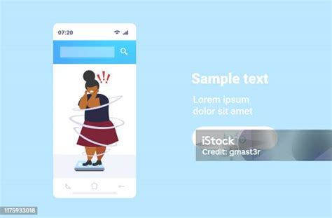 뚱뚱한 과체중 여자 체중 계수 에 서 건강에 해로운 라이프 스타일 비만 체중 조절 개념 느낌표 스마트폰 화면 온라인 모바일 애플 리 케이 션 전체 길이 가로 와 비만 슬픈