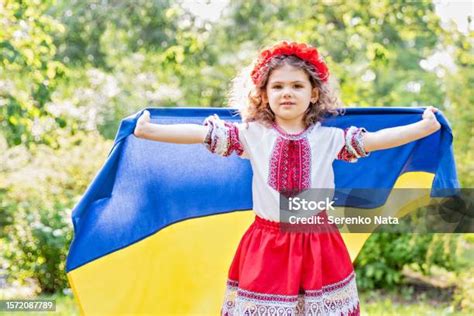 우크라이나 어 어린이 소녀 자수 셔츠 Vyshyvanka 와 노란색과 파란색 플래그 우크라이나 필드에서 8월에 대한 스톡 사진 및 기타 이미지 Istock