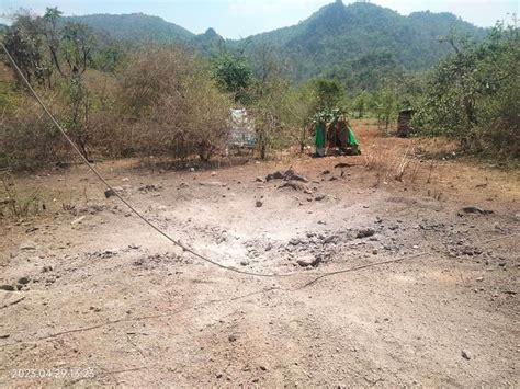 Dvb ဒီးမော့ဆိုမြို့နယ်၌ လေကြောင်းဗုံးကြဲတိုက်ခိုက်မှုကြောင့် အရပ်သားနေအိမ်များပျက်စီး