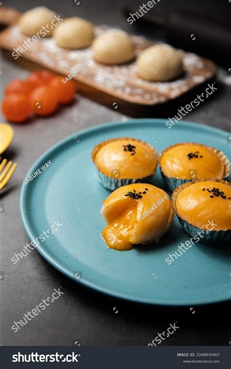 Salted Egg Lava Chinese Pastry ภาพสต็อกปลอดค่าลิขสิทธิ์และรับสิทธิ์ใช้งานได้กว่า 151 รายการ