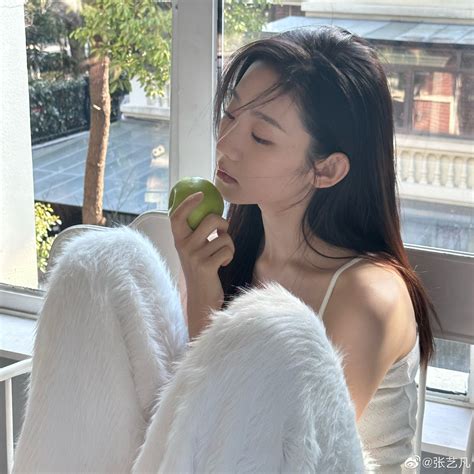 陈卓璇卡点为张艺凡庆生 生日快乐宝贝 要一直开心