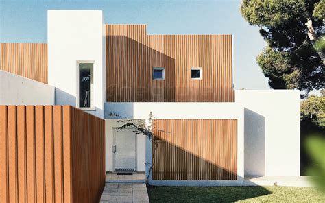 Fachada Vertical Mediante Celosia De Composite