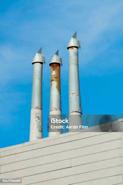 회색 금속 굴뚝 파이프 약간의 녹과 나무 슬레이트 건물 외부 외관 푸른 하늘 배경 0명에 대한 스톡 사진 및 기타 이미지 0명 개발 거리 Istock