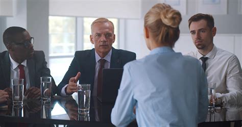 사무실 책상에 함께 앉아 일하고 의사 소통하는 다양한 비즈니스 사람들의 그룹 경영자에 대한 스톡 사진 및 기타 이미지 경영자 계획 기업 문화 Istock