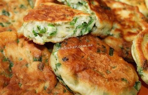 Швидкі пиріжки з зеленою цибулею і яйцем рецепт з фото