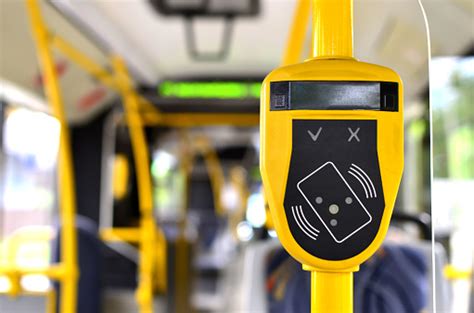 독서 및 스캔 티켓 카드 및 대중 교통에서 은행 카드를 스캔하기위한 자동 유효성 검사기 승마 비용을 지불합니다 무선 비접촉식 무현금 결제 Rfid Nfc 버스에 대한 스톡