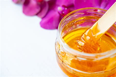 항아리에 나무 왁싱 주걱 스틱으로 제거 머리 설탕 페이스트 또는 왁스 꿀 꽃 배경 제모 및 뷰티 개념 카피스파제 0명에 대한 스톡 사진 및 기타 이미지 Istock