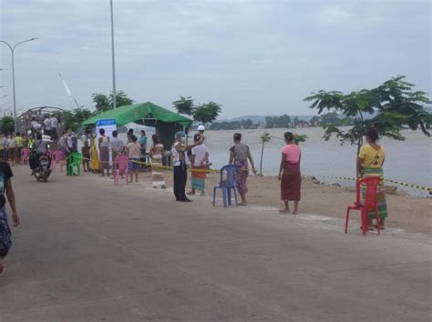 အောင်မြေသာစံမြို့နယ်ရှိ ကမ်းနားလမ်းတာပေါင်ရိုးဘေး၌ နေထိုင်ကြသည့် မိသားစုများအားဆန်အိတ်တစ်အိတ်စီ