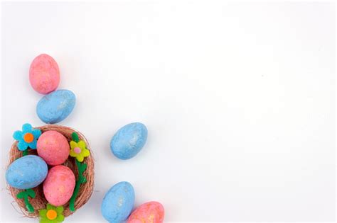 흰색 배경에 둥지에 파란색과 분홍색 부활절 달걀 단호하게 복사 공간 0명에 대한 스톡 사진 및 기타 이미지 0명 개체 그룹 계절 Istock