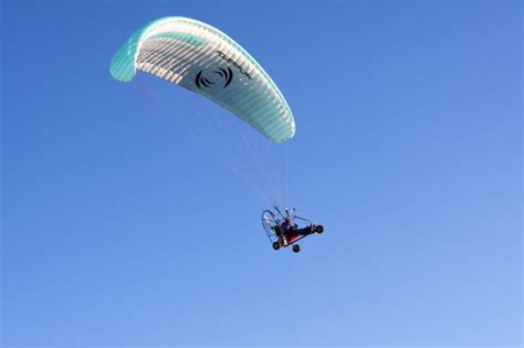 무료 이미지 비행 하늘 나는 푸른 익스트림 스포츠 낙하산 패러 글라이딩 스포츠 장비 에어 스포츠 행글라이더 지구의 분위기 윈드 스포츠