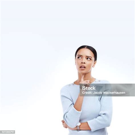 생각하고 혼란스럽고 결정 선택 또는 복사 공간을 위해 스튜디오에서 의심을 품은 여성의 얼굴 이모티콘 반응 아이디어 또는 흰색 배경에 사려 깊고 경이롭고 고민하는 모형을 가진