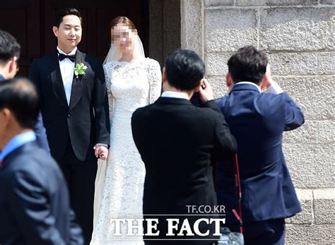 [tf포토] 첫째 셋째 따라와 …조카 결혼식 참석한 김승연 회장 포토 기사 더팩트