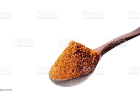 흰색 배경 필드의 얕은 깊이에 고립 된 플레이트의 전체 나무 숟가락의 최고 볼 수 있습니다 0명에 대한 스톡 사진 및 기타 이미지 Istock