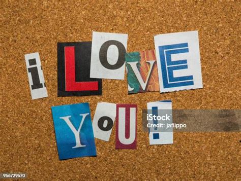 코르크 판에서 컷아웃 편지와 함께당신을 사랑 합니다메시지 뇌물에 대한 스톡 사진 및 기타 이미지 뇌물 편지 문서 식별할 수 없는 사람 사람들 Istock