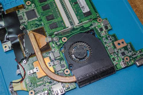 部分来自笔记本电脑上网本取自计算机的旧主板绿色面板上附有传感器保险丝高清图片下载 正版图片504457199 摄图网