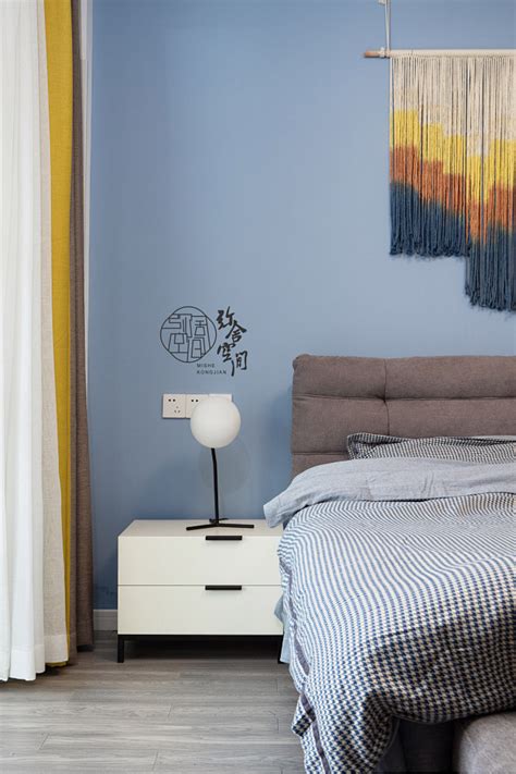 主卧用蓝色乳胶漆作为背景