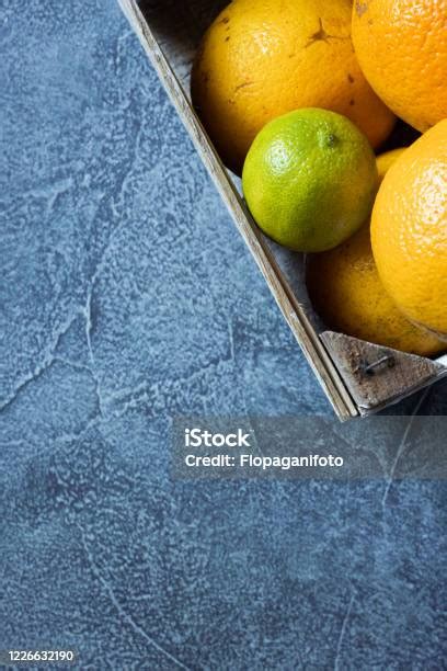 파란색 배경에 나무 상자에 신선한 오렌지와 레몬의 클로즈업 나무 상자에 감귤류의 배송 및 배달 맨 위 보기 공간을 복사합니다 0명에 대한 스톡 사진 및 기타 이미지 Istock