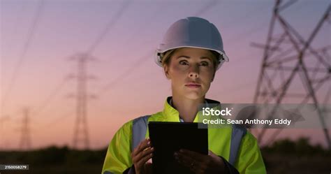 전력선 계획 및 밤에 전기 회로 및 전압 인프라에 대한 태블릿에 여자 와이어 그리드 및 케이블 검사를 위한 디지털 기술에 대한