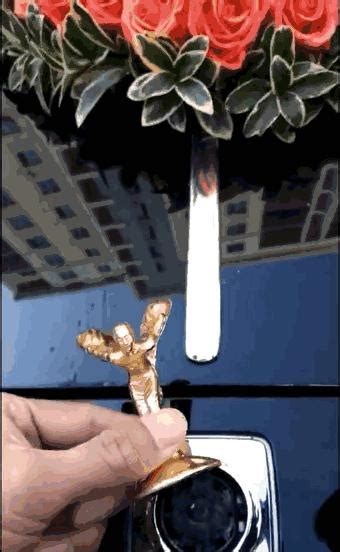 勞斯萊斯當婚車結果搶喜糖時飛天女神被撞斷價值數十萬 每日頭條