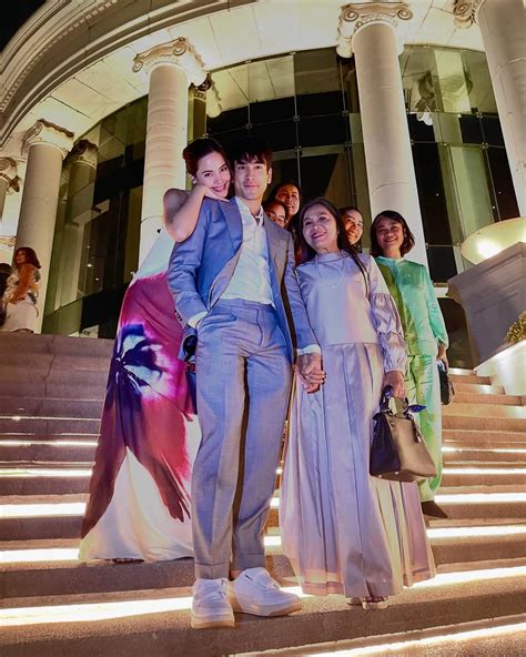 ณเดชน์ ควงหวานใจ ญาญ่า ฉลองเบิร์ธเดย์ หม่ำข้าวพร้อมหน้า 2 ครอบครัว สยามรัฐ