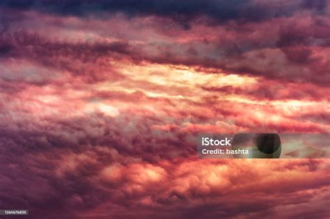 자연 하늘 구성 어두운 불길한 다채로운 폭풍 비 구름 극적인 하늘 흐린 폭풍우 구름 풍경 뇌우 종말 디자인의 요소 격 조 구름에 대한 스톡 사진 및 기타 이미지 Istock