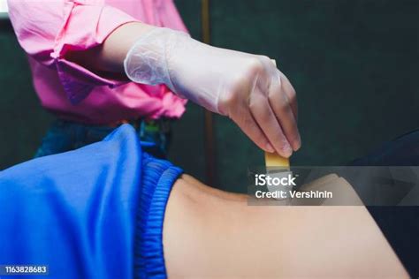 제모 및 미용 개념 나무 왁싱 주걱 스틱으로 제거 하는 머리 설탕 페이스트 또는 왁 스 꿀 Unspecified에 대한 스톡 사진 및 기타 이미지 Istock