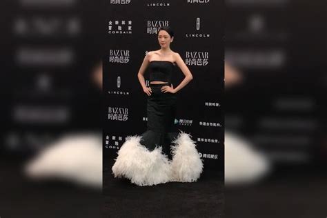 头排直击 时尚芭莎盛典红毯 童瑶今天的造型有突破喔，简约又有设计感。