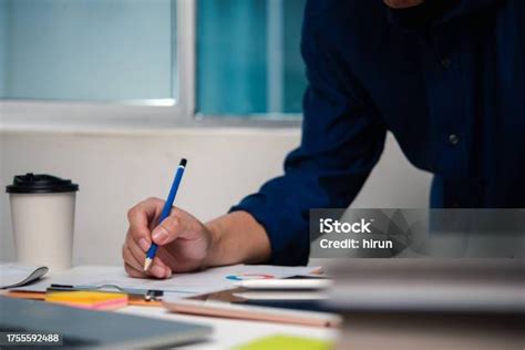 사업가 차트 분석 문서 작업 재무 계획 노트북으로 마케팅 가리키기에 대한 스톡 사진 및 기타 이미지 가리키기 경제 계획 Istock