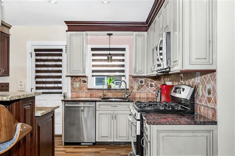 가라앉다 가전제품 광택 처리 광택이 나는 화강암 기능적인 주방 깨끗한 라인 나무 캐비닛 넓은 주방 마이크로파 밝은 부엌 부동산 부엌 바닥 부엌 싱크대