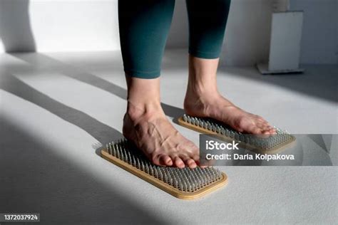 손톱이있는 보드에 여성 발 요기 여자 다리가 닫힙다 요가 연습 발에 대한 스톡 사진 및 기타 이미지 발 필라테스 25 29세 Istock