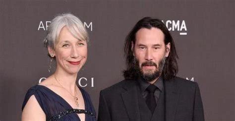 基努里维斯携母亲亮相红毯，基母气场强大一袭白衣显年轻 腾讯新闻