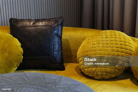 겨자색 옐로우 곡선 갈색 가죽 사각 쿠션 원형 벨루어 스캐터 베개 퀼트 패턴 쿠션 소재 높은 전망 전경에 초점을 맞춘 롤업 벨벳 소파의 클로즈업 이미지 0명에 대한 스톡