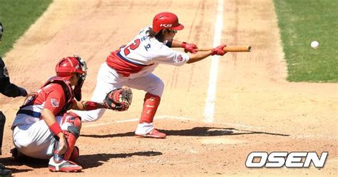 [사진]스퀴즈 번트 시도하는 Kia 황윤호