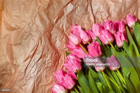 신선한 꽃 조성 공예에 꽃다발 핑크 튤립 종이 배경 발렌타인 여자 8 3 월 생일 어머니의 날 선물 공간을 복사 클로즈업 평면도 계절에 대한 스톡 사진 및 기타 이미지