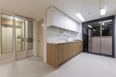 화이트 인테리어에 우드패턴으로 포인트 한 방울 라이프스타일 슈퍼앱 오늘의집