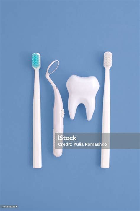 치과의 개념 파란색 배경에 구강과 치아와 칫솔을 검사하기위한 거울 치과 의사에서의 검사 플랫 레이 평면도 0명에 대한 스톡 사진 및 기타 이미지 Istock
