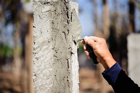 노동자는 흙을 사용 하 여 시멘트 기둥을 아름 다운 능선에 장식 합니다 건설 산업에 대한 스톡 사진 및 기타 이미지 건설 산업 건설 현장 건축 Istock