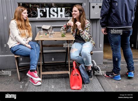 Deux Jeunes Filles Assises Banque De Photographies Et Dimages Haute R Solution Alamy