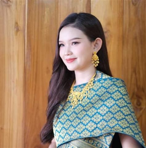 ນາງ ນ້ອຍສຸດາ ຜ້າໄຫມ ຫລວງພະບາງ