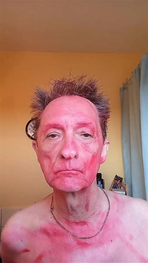 Un Vieux Gay Qui Se Peint En Rouge Et Qui Danse Eporner