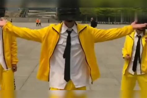 本想好好录个跳舞的视频，没想到会遇到一个抢镜的路人，谁跳得好