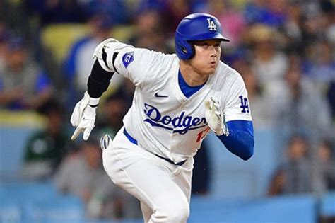 大谷翔平第3打席はバット折りながら中前打 雄叫び1号止まらぬ躍動に本拠地大歓声 ライブドアニュース