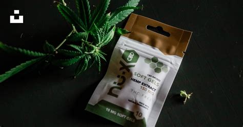 녹색과 흰색 라벨이 붙은 팩 사진 Unsplash의 무료 제품 이미지