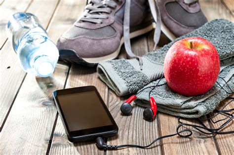 건강 한 식습관과 레저와 소박한 나무 배경에 야외 스포츠를 위한 장비 개념에 대한 스톡 사진 및 기타 이미지 개념 개인 장식품 개체 그룹 Istock