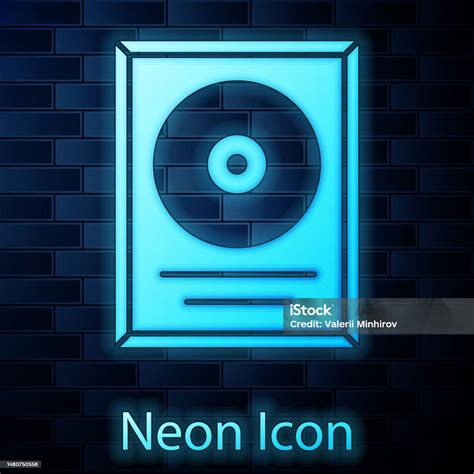 벽돌 벽 배경에 격리 된 프레임 아이콘에서 빛나는 네온 Cd 디스크 상 현대 의식 베스트 셀러 뮤지컬 트로피 벡터 1위에 대한 스톡 벡터 아트 및 기타 이미지 Istock