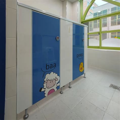 선율큐비클 인천단봉초 병설유치원 화장실 개선공사현장 학교에서 원하는 캐릭터디자인으로 도어를