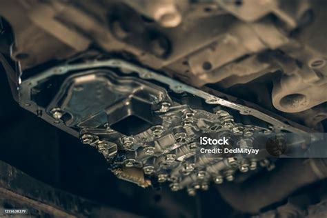 Cvt 기어박스 오일 및 유지보수 를 변경하는 과정에서 새로운 현대 바리에이터 자동 변속기 클로즈업 엔진에 대한 스톡 사진 및 기타 이미지 Istock